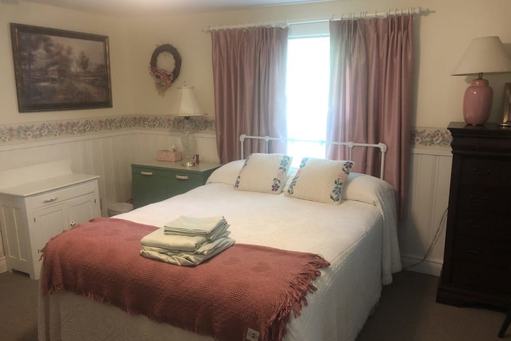 The Still House: A Serene Farmhouse Retreat Surrounded By Nature Near Murphy, Nc - Murphy, NC