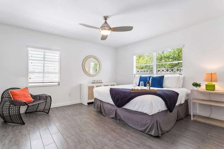 3 Palms Beach House | Steps To The Beach - Indian Rocks Beach, FL