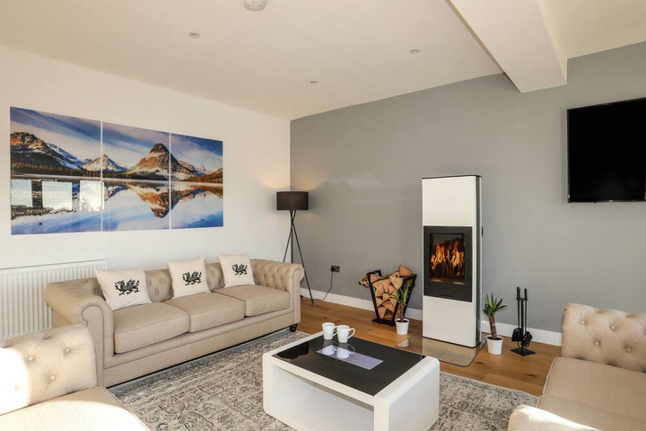 Bryn Min Manton Penthouse, Pet Friendly, With Hot Tub In Caernarfon - Bangor