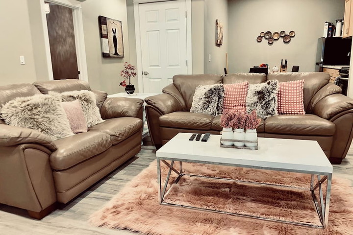 Cozy 2 Bedroom Basement With 2 Beds, Kitchen, 75 Tv And Bathroom - Alberta