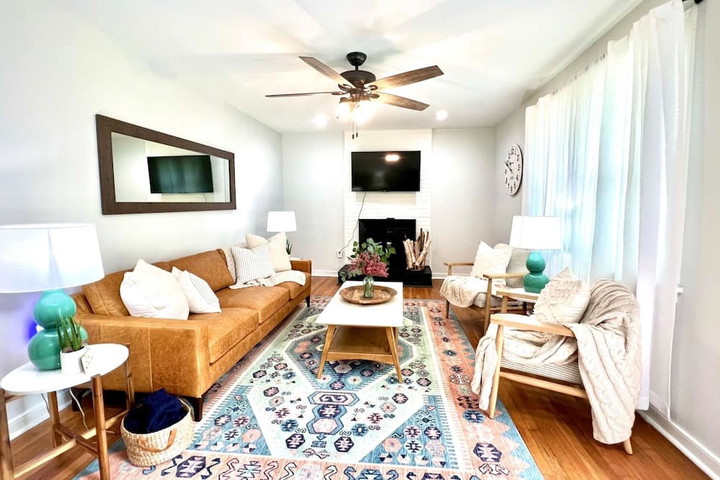 Relax In This Spacious Richmond Retreat Featuring A Private Hot Tub, Comfortable Living Spaces, And Easy Access To Downtown, Shopping, Dining, Sporting Events, And The Area's Top Attractions. - Richmond, VA