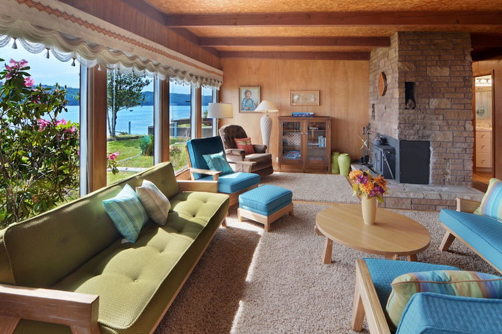 Charming Little Red Beach House - Hoodsport, WA