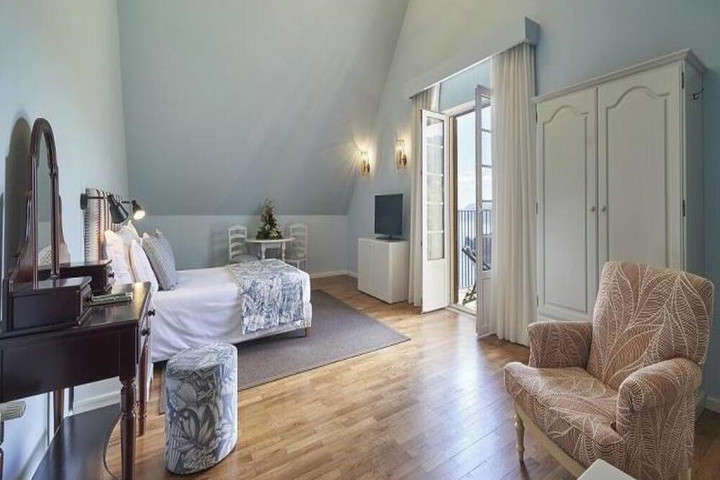 Contemporary Suite W/ Balcony | Outdoor Pool Access | Breakfast Included - Santana