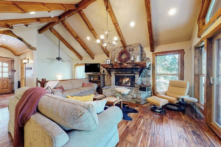 Private Alpine Hideaway With Fireplaces, Furnished Deck, & Designer Kitchen - Dog-friendly - San Bernardino, CA
