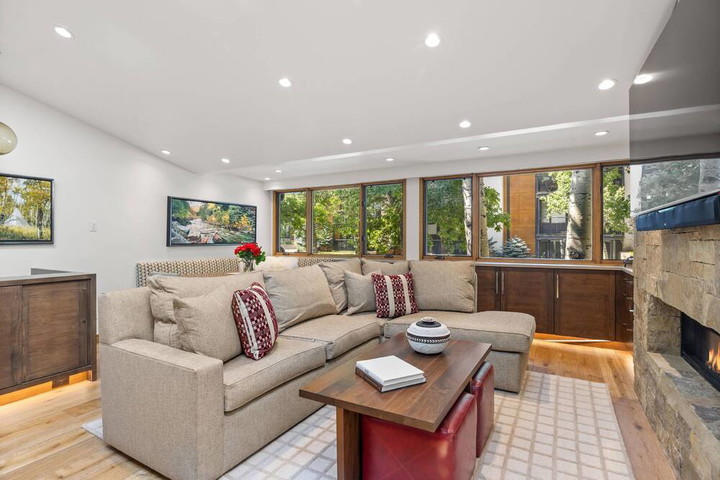 Newly Listed! Designer Mountain Retreat Steps From The Gondola. Great Winter Availability! - Aspen