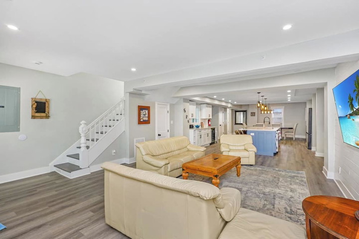 Welcome To The Atlantic Grove, 9 Bedrooms 5.5 Baths & 2 Blocks To The Beach. - Belmar, NJ