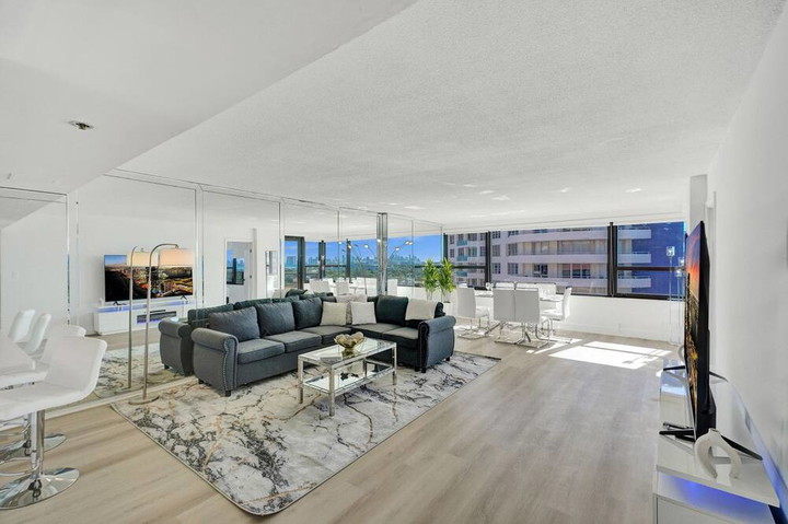Luxury Ocean View Condo / Beach Service / 1521 - Miami Beach, FL