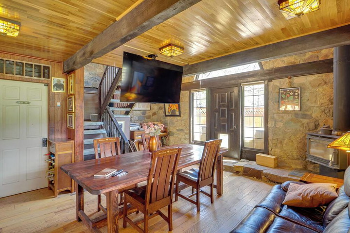 Historical Mtn-view Getaway W/ Hot Tub In Sandy! - Sandy, UT