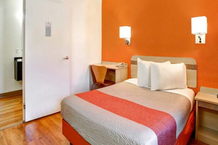 Spacious 1 Queen Bed | Ada/ri Shower - Fremont, CA