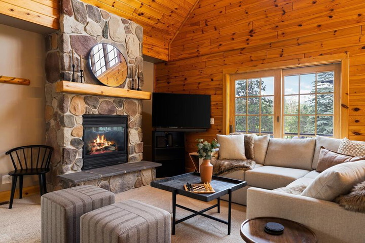 Hole 9 Views. Ski-in Ski-out. Northern Michigan Getaway. - Gaylord, MI