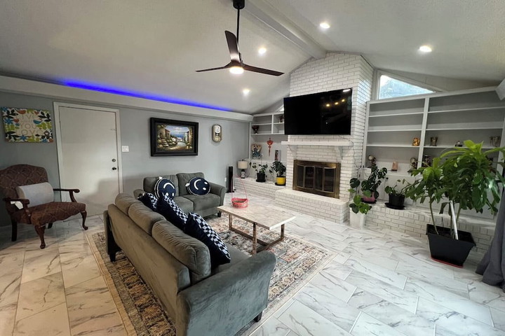 Cozy 4br Home With Office, Fitness Area, Spacious Backyard & Pet-friendl - Monroe, LA