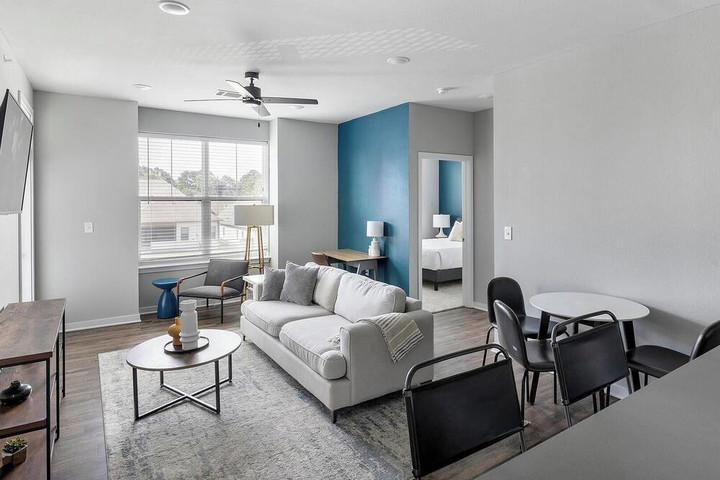 Landing | Modern 2bd, Pool, Gym - Huntsville, AL