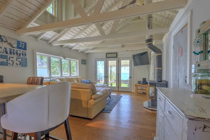 Beautiful Beachfront Cottage With Hot Tub, Bayfield On - Bayfield