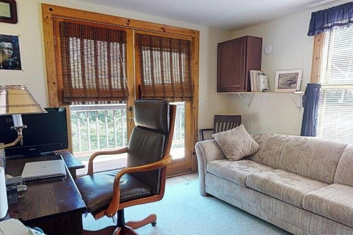 Spacious Second Fl 4-bedroom Rental   Private Entrance & Newly Renovated Deck! - Martha's Vineyard, MA