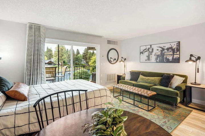 Cozy One-bedroom Condo Overlooking The Deschutes - Bend, OR