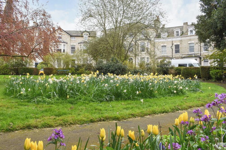 This Well-presented, First Floor Apartment Is Centrally Located In Scarborough. - Scarborough