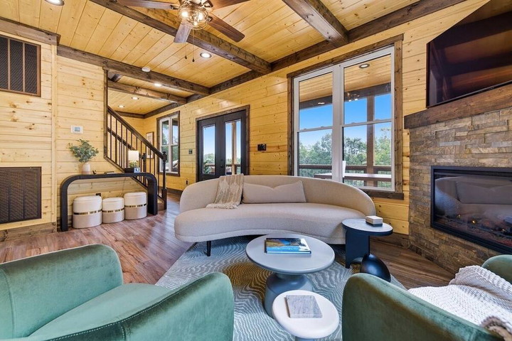 Velare At Whispering Ridge | Luxury Shenandoah Cabin | Hot Tub, Game Room, Gym - Stanley, VA