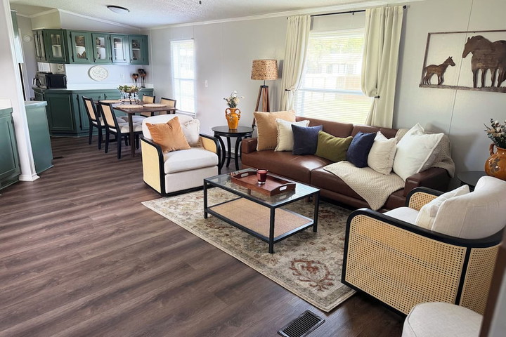 The Cozy Olive Retreat  Peaceful Country Living  3 Bedroom, 2 Bath - Galveston