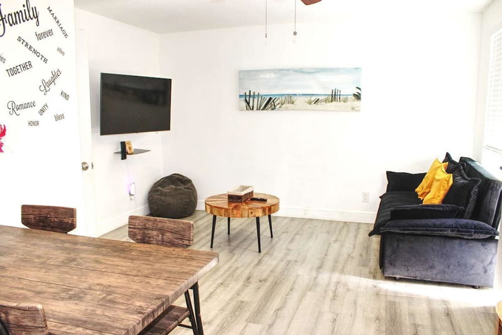 Beach Bliss: Cozy Apartment Steps From The Beach - Hollywood, FL