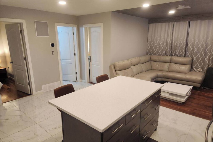 Beautiful, Cozy Private And Quiet House + Heat Garage -Ev Charger - No Basement - Edmonton, Canada