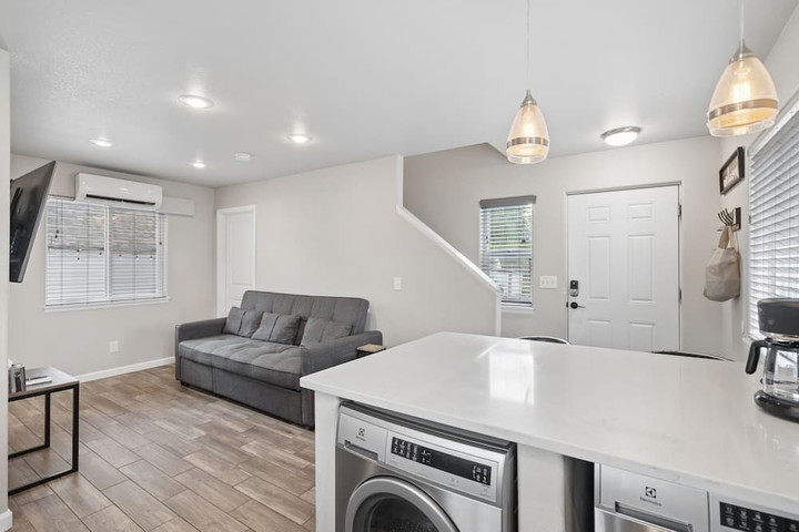 Downtown Cottage With Hot Tub, Fire Pit, Washer/dryer And Ac - Colorado Springs, CO