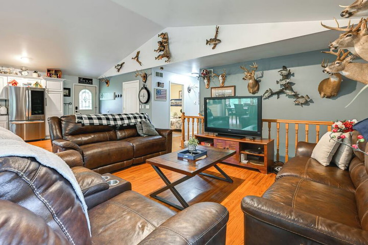 Cozy Northwoods Cabin: Hot Tub, Fire Pit & Trails - Wisconsin Dells, WI