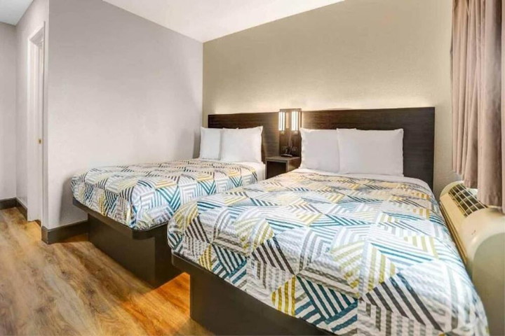 2 Full Beds | Smoking - San Bernardino, CA