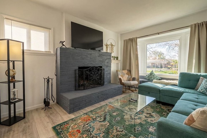 Spacious Pet-friendly Home In Lancaster, Private Yard, Parking & Fast Wifi - Lancaster, CA