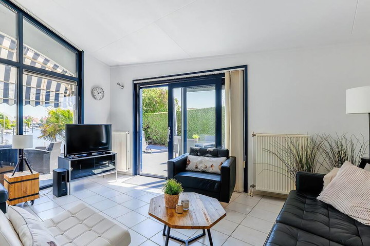 Bungalow Ath The Waterside With A Privat Outdoor Whirlpool. - Friesland