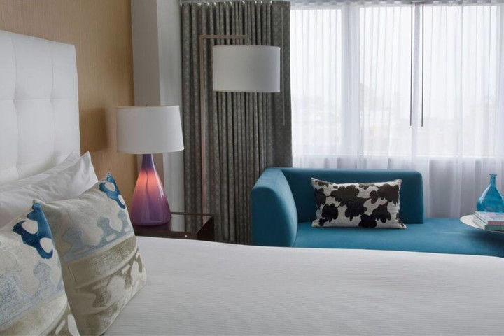 Corner King Suite + Magnificent Art Display - Tacoma, WA