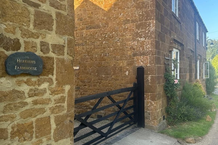 Cosy Period Cottage In Unspoilt Village On The Edge Of The Cotswolds - Banbury
