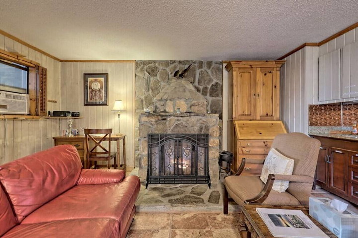 Lake Burton Bungalow With Top Dock & Scenic Patio - Clayton, GA