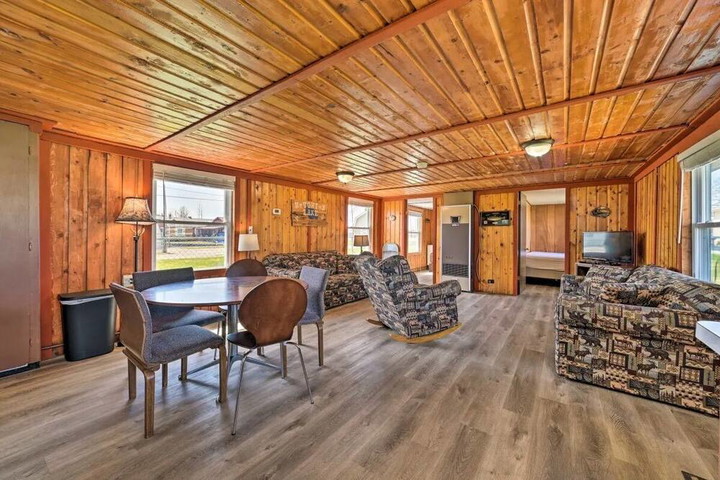 Large Cabin: Steps To The Lake!  Pet Friendly! - Houghton Lake, MI
