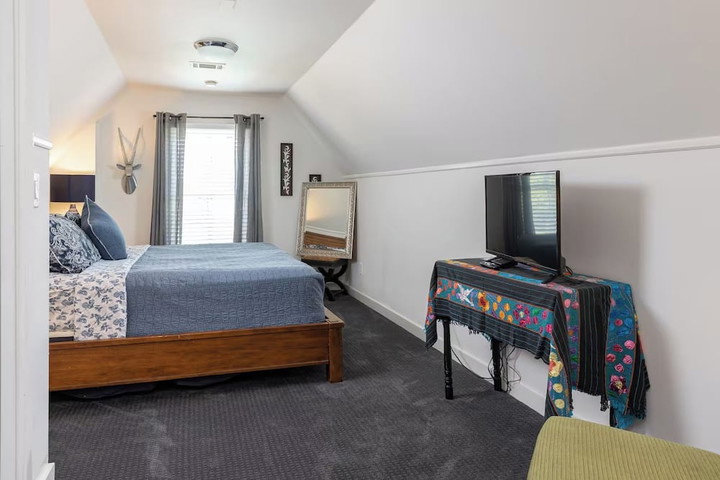 Sky & Pool | Historic Pensacola King Retreat Overlooking The Pool & Spa - Pensacola, FL