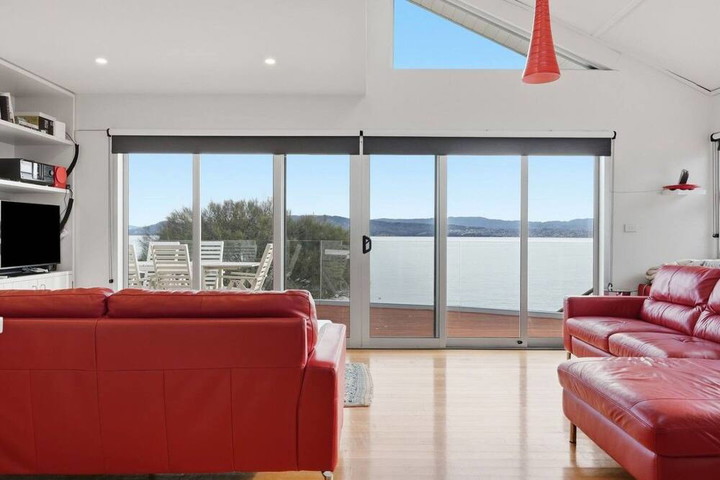 Opossum Bay Waterfront Home, Deck & Shore Access - Bruny Island