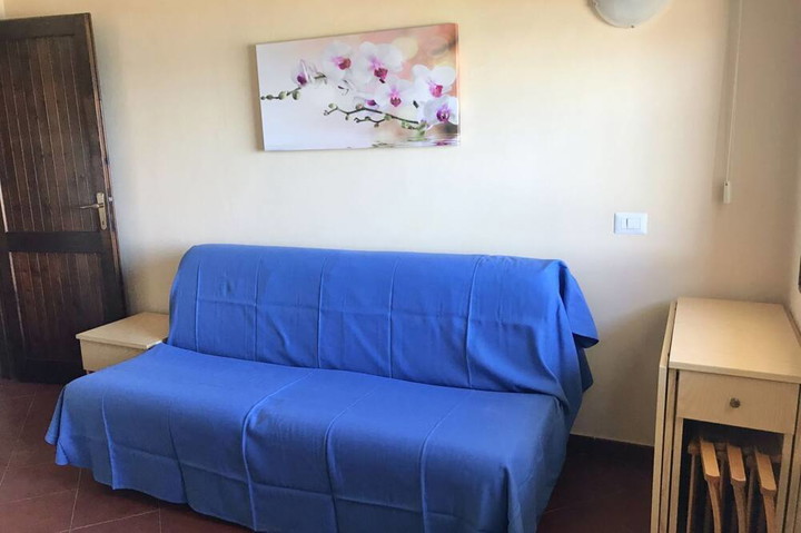 Comfortable 28 Sq. M. Two-room Apartment Featuring A Fully Equipped Kitchenette, A Double Sofa Bed, Two Single Beds, And A Private Bathroom With Shower, Bidet, And Hairdryer. The Apartment Also Features An Outdoor Space With Sea Views, A Patio Or Terrace - Stintino