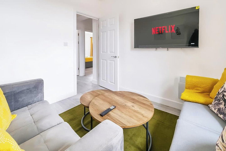 Central Apartment | Contractors & Families | Wifi - Farnham