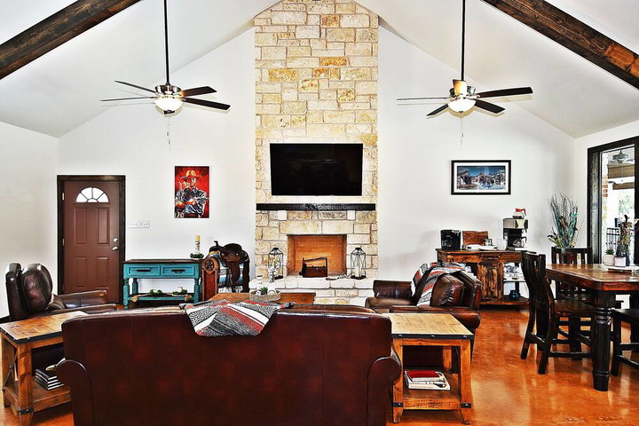 Eastwood Hideout, Private Pool, Wi-fi, @ Frio River Vacation Rentals - Utopia, TX