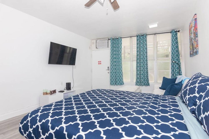 Deco Apt W/2 Queen Beds On Ocean Dr, South Beach - South Beach, FL