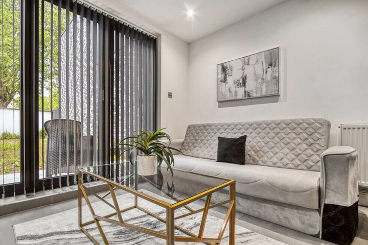 Glamourised 1 Bed Apt With Private Garden - Surbiton