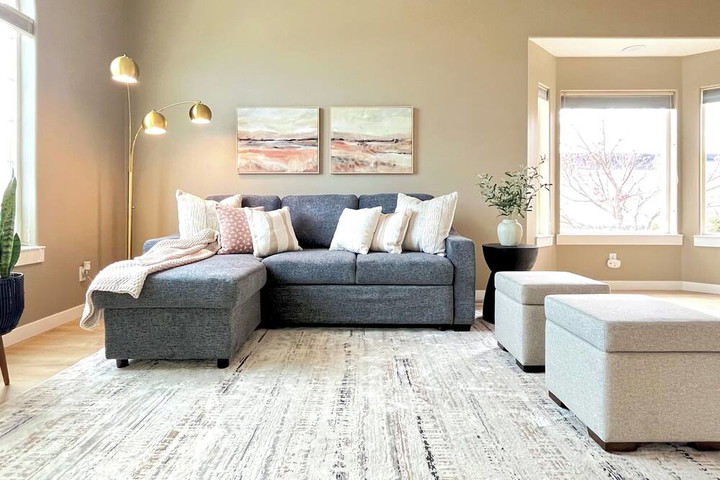 Sunny And Stylish Home With Views And Huge Fully Fenced Backyard - Wenatchee, WA
