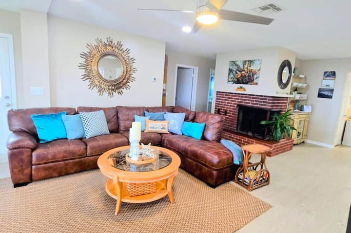 Serene, Lakefront Home With Large Covered Porch And Jacuzzi - Winter Haven