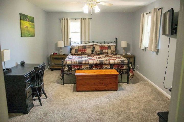 Mount Vernon Il Large Family Farmhouse With Game Room, Silo Gazebo, & Pond - Illinois
