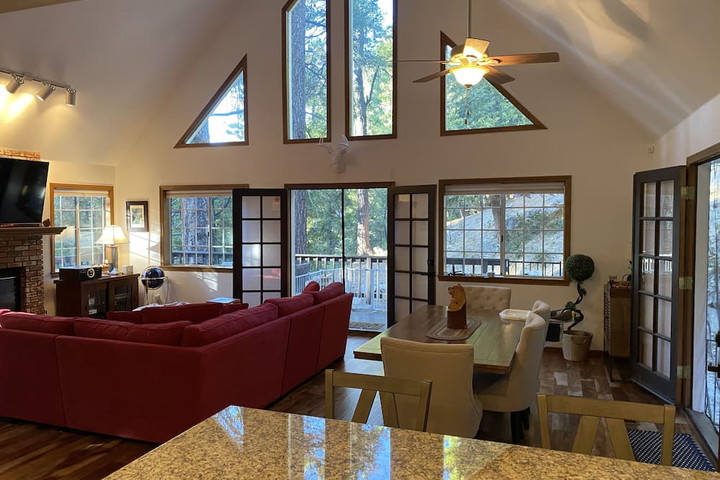Treehouse Lodge- A Quiet Hilltop Creative Retreat, Minutes From The Lake. - San Bernardino, CA