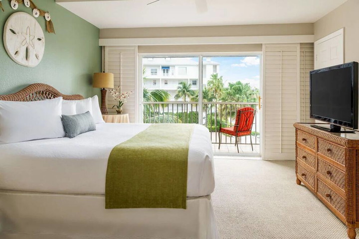Scenic Coastal Views, Olde Marco Inn, Deluxe 2br Suite W/ Balcony - Marco Island, FL