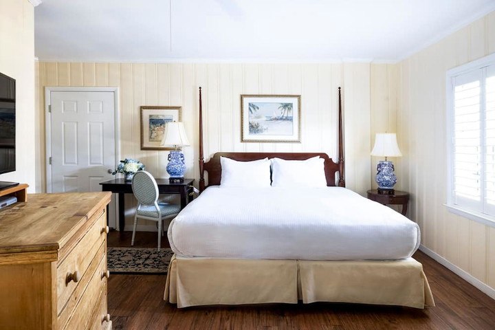 Garden-view King Room | Spacious Sitting Area - Dewey Beach, DE