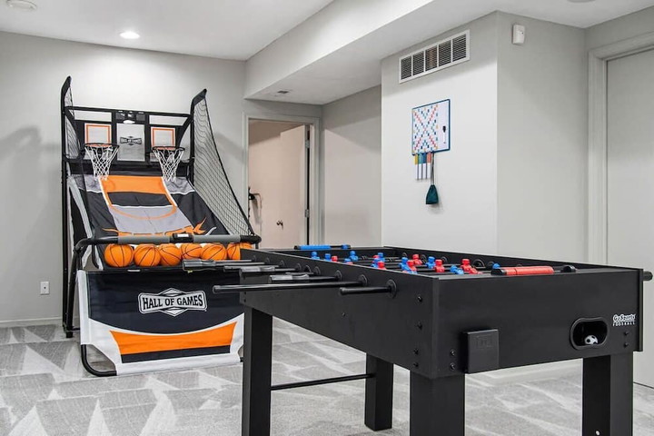 Spacious With Style 5br Home, Hot Tub & Games! - Omaha, NE