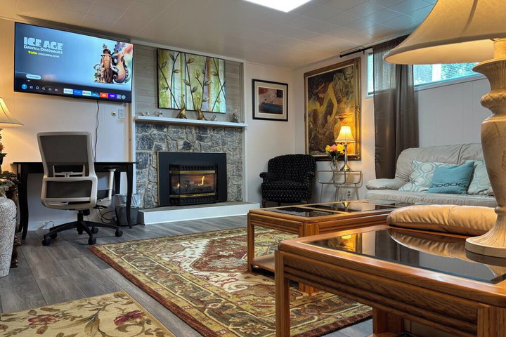 Charming 2-bedroom 1-bath, Large Living Room, Fenced Yard, With Private Entrance - Bothell, WA
