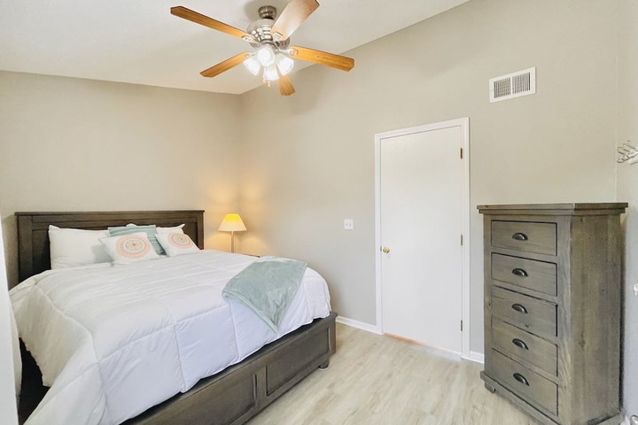 Comfortable And Affordable Condo In Four Seasons. Monthly Discount Available. - Sunrise Beach, MO