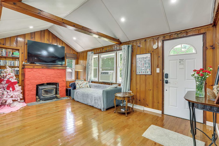 Wooded Highland Lakes Cabin Near Mountain Creek - New Jersey